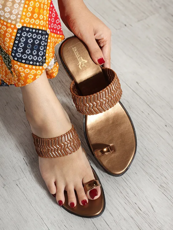 TWINSSHOE Embellished Ethnic Angutha Wedge Heels (Antique) Price in ...